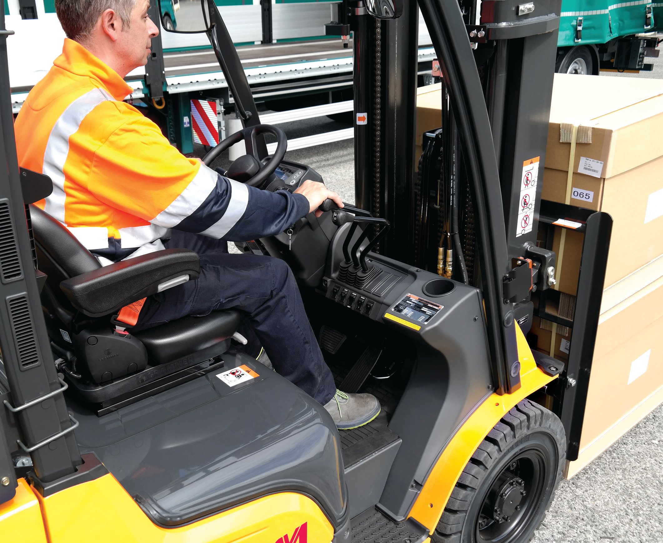 V-Compliant FD 20-35 and FD/FGE 40-55 Engine Counterbalance Forklifts | TCM